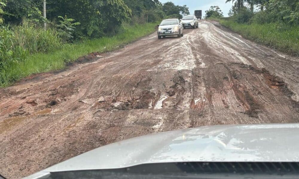 BR-364 volta a ter problemas graves e deixa caminhões atolados entre ...